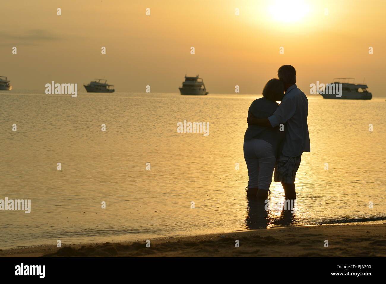 couple at sea at sunset Stock Photo - Alamy
