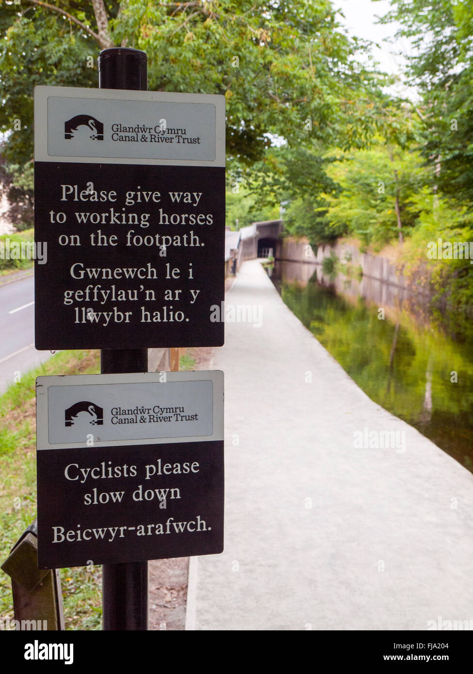 Canal and river trust warning sign hi-res stock photography and images ...