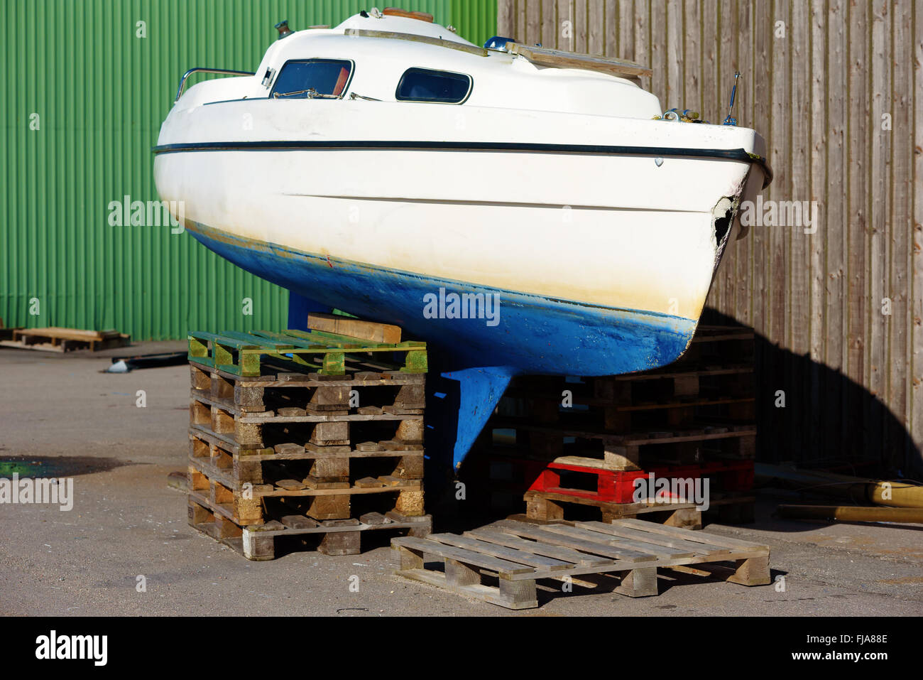Resting on pallets hi-res stock photography and images - Alamy