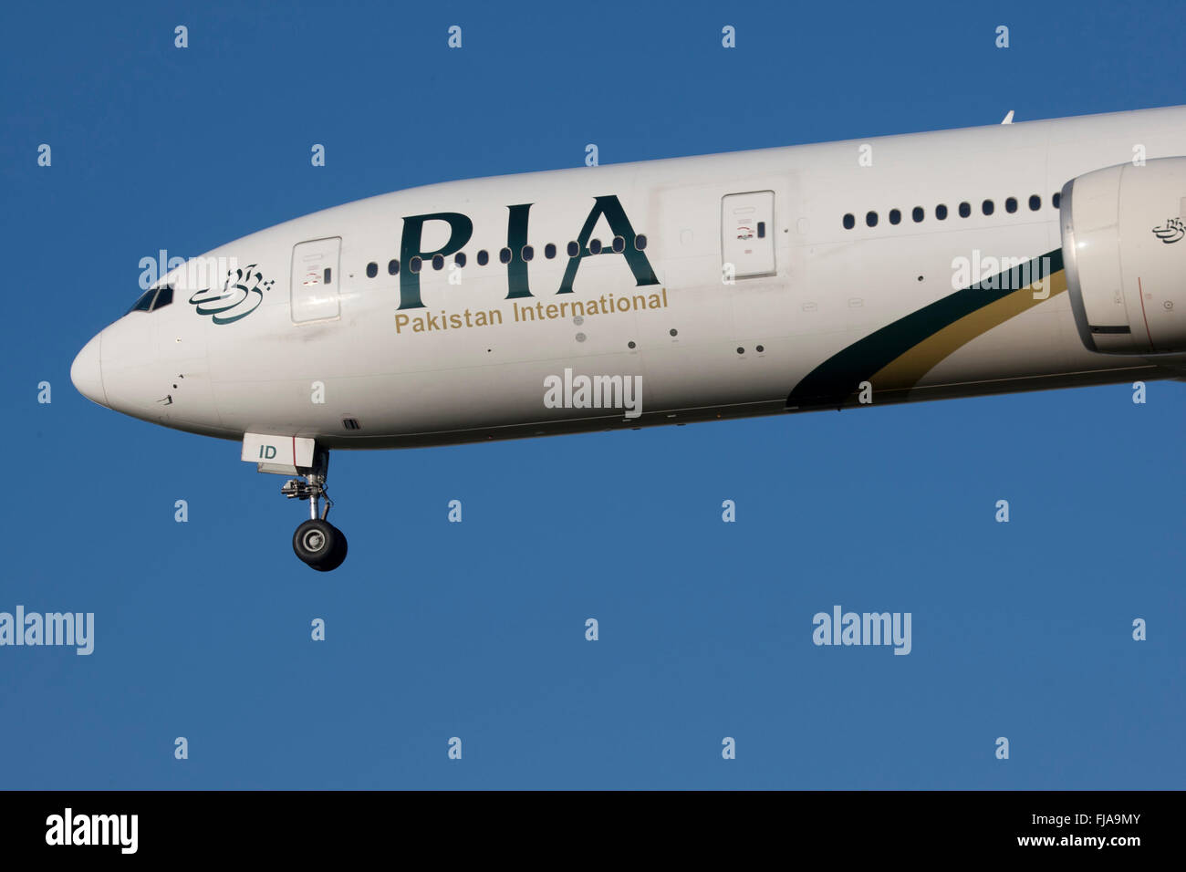 PIA Pakistan International Airlines Boeing 777 Stock Photo - Alamy