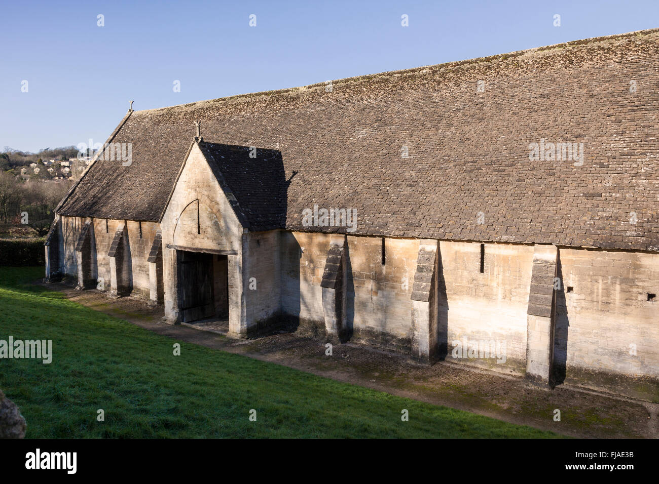 Medieval barn england hi-res stock photography and images - Alamy