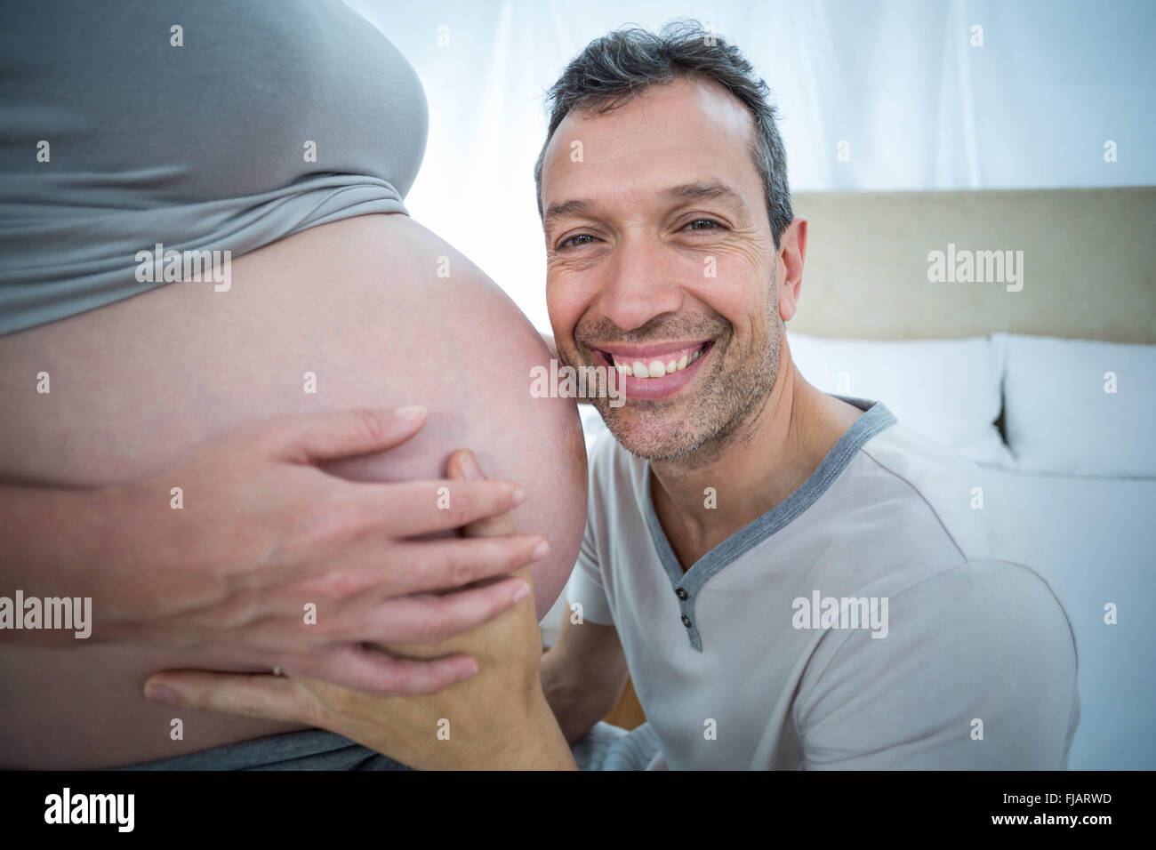 Couple expecting baby Stock Photo - Alamy