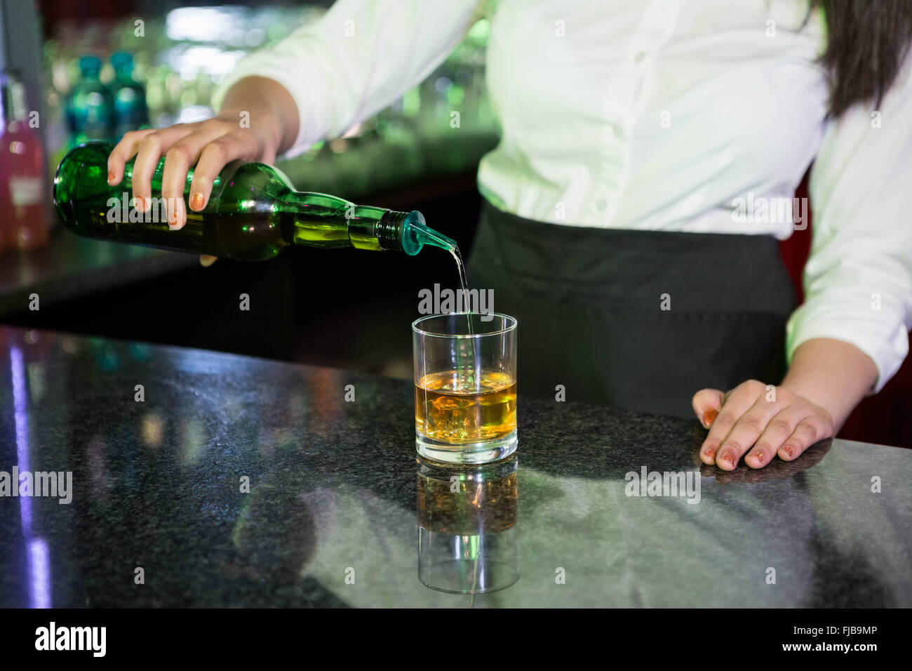 Pouring whiskey glass hi-res stock photography and images - Alamy