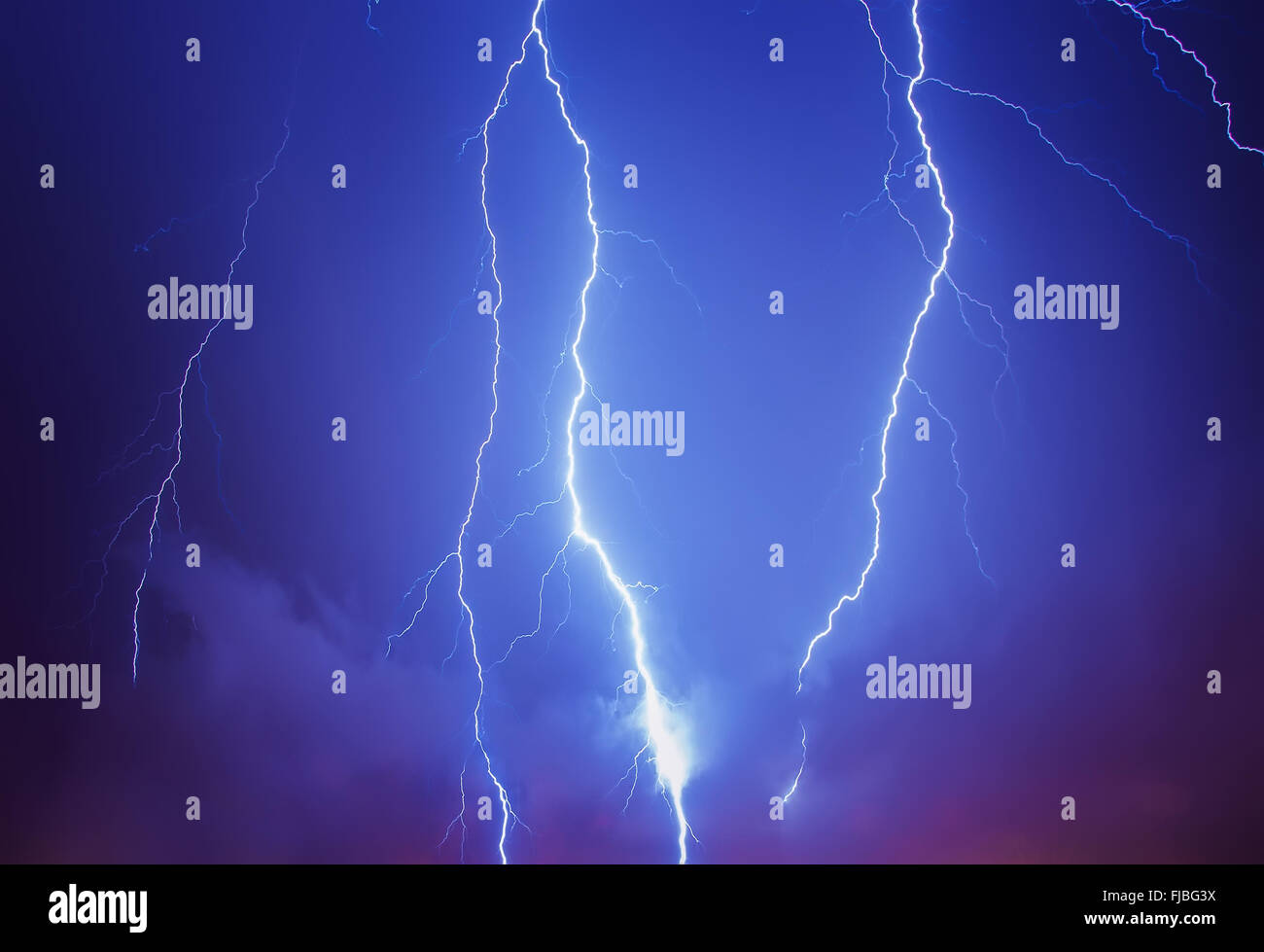 Dramatic lightning in dark sky hi-res stock photography and images - Alamy