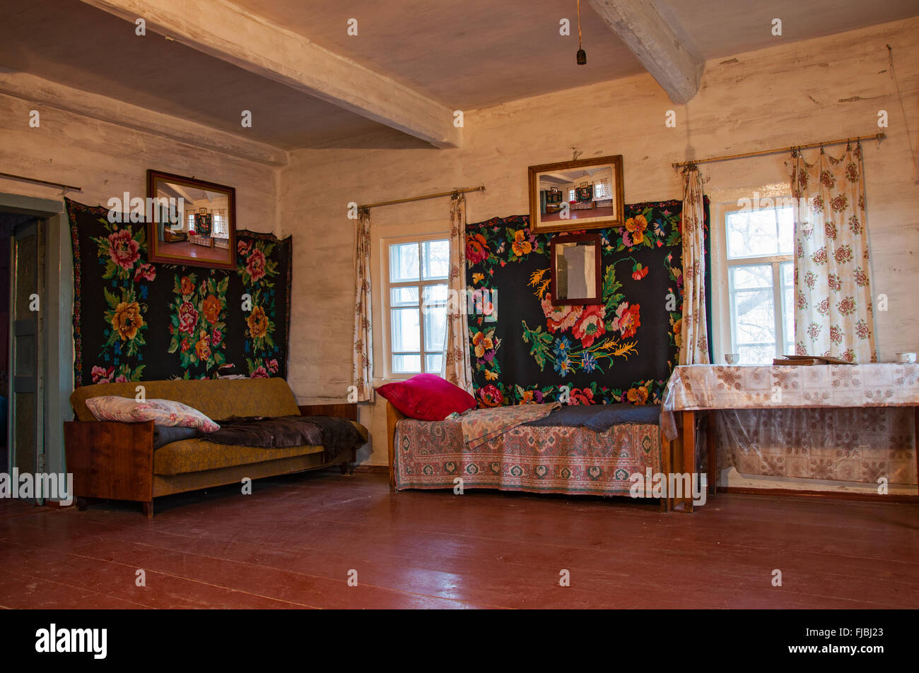 Run down house interior hi-res stock photography and images - Alamy