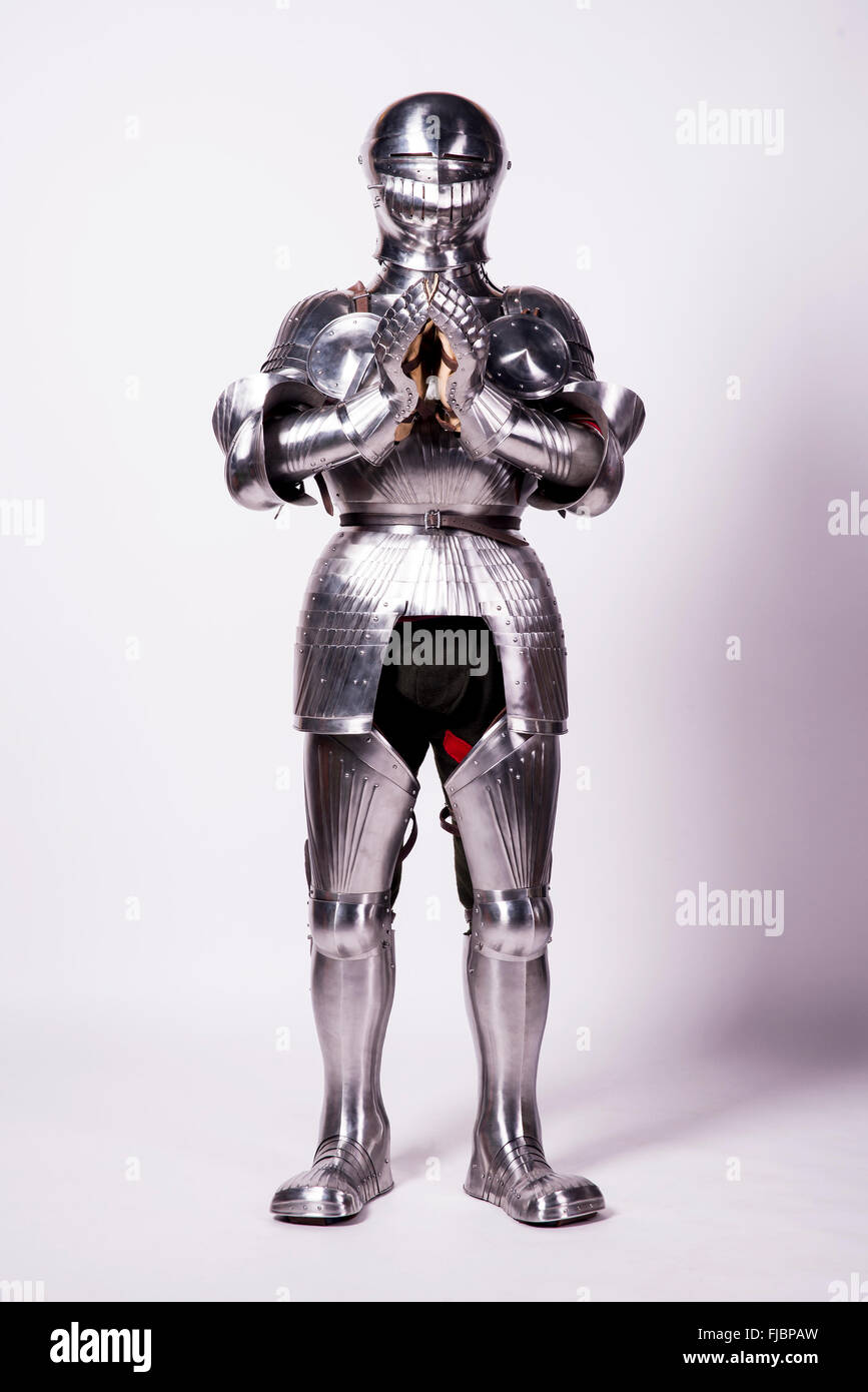 Full suit medieval knight hi-res stock photography and images - Alamy