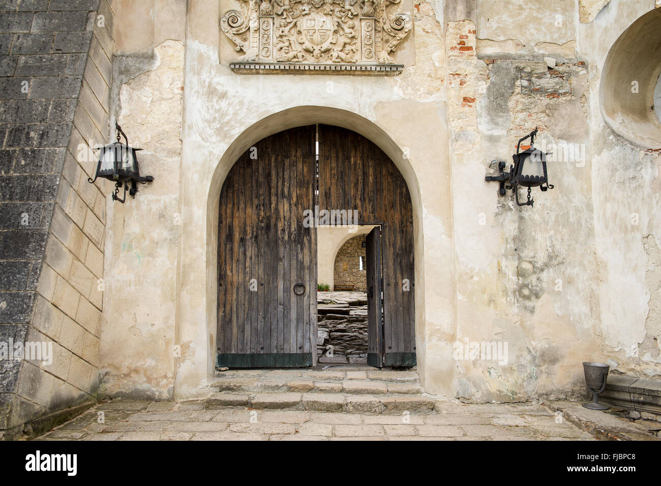 Old castle gates hi-res stock photography and images - Alamy