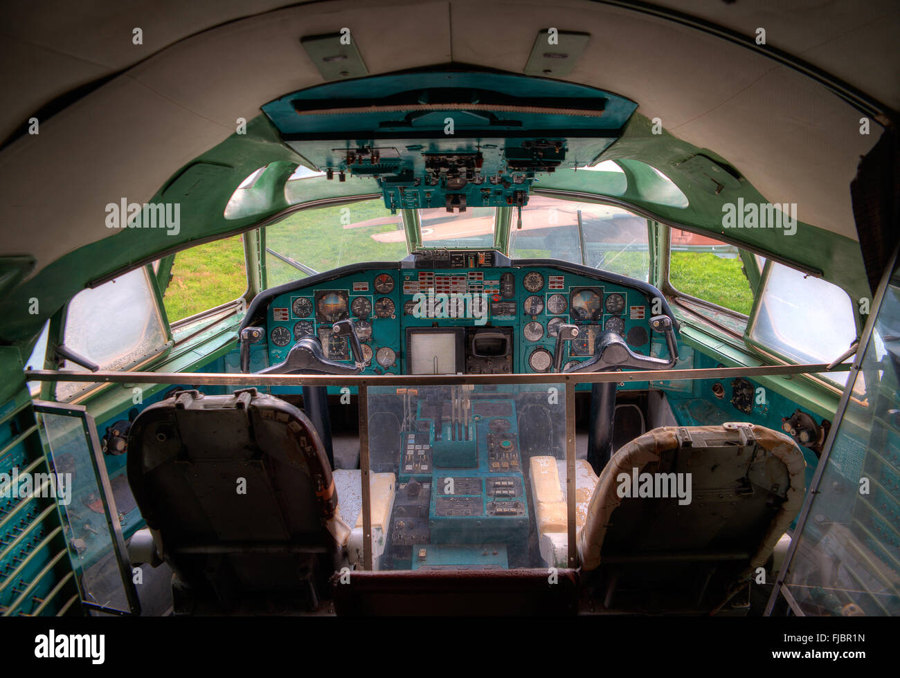 Commercial airplane cockpit hi-res stock photography and images - Alamy