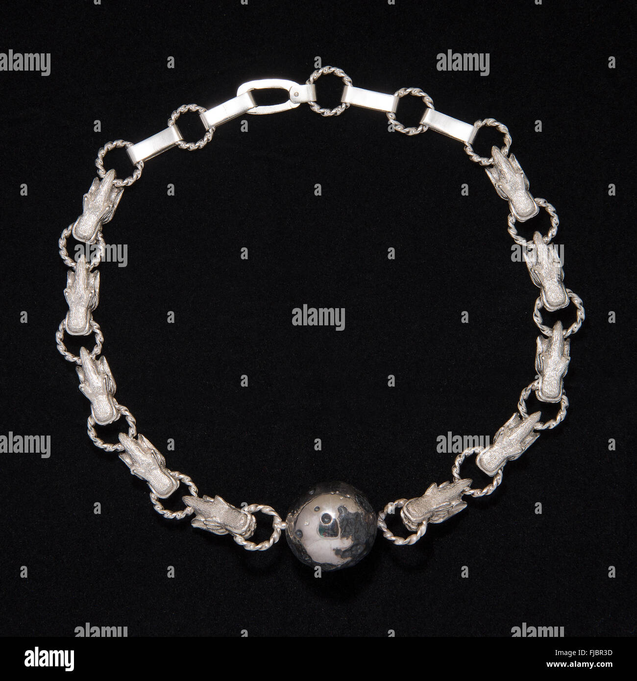 Chain link circle hi-res stock photography and images - Alamy