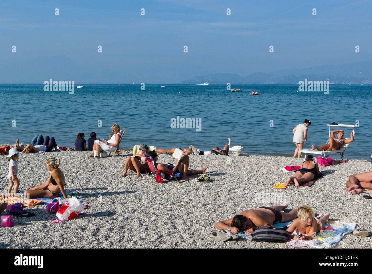 Menschen am Badestrand, Peschiera del Garda, Gardasee, Venetien ...