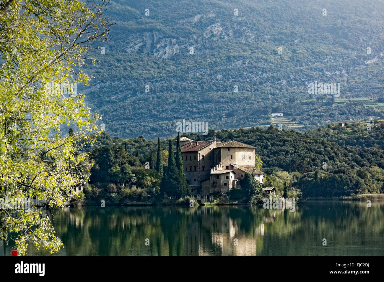 Lago di Toblino mit Schloss Castel Toblino, Trentino, Italien | Lake ...