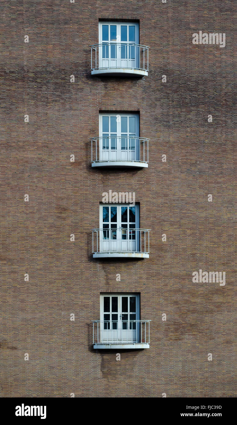 Vertical windows hi-res stock photography and images - Alamy
