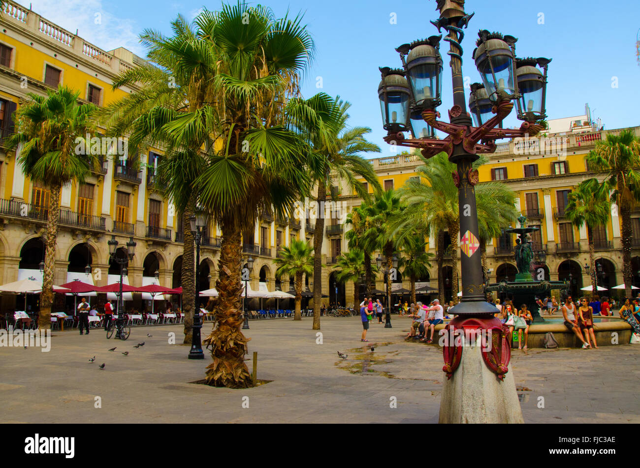 Barcelona's famous Placa Reial (Plaza Real in Spanish) on a hot summer ...