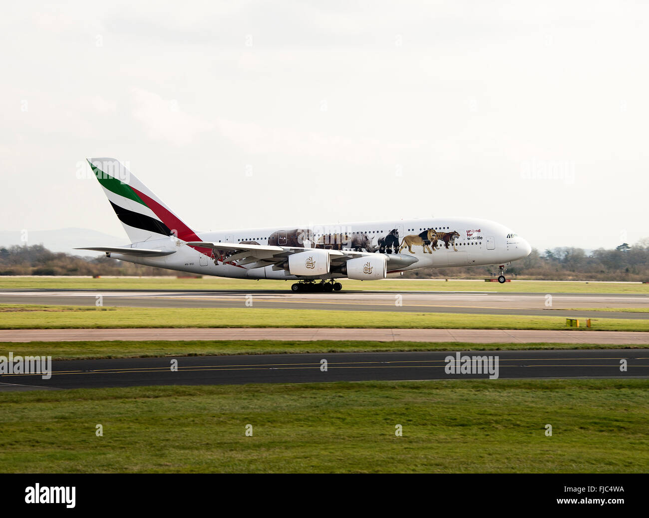 Big heavy airliner taking off hi-res stock photography and images - Alamy
