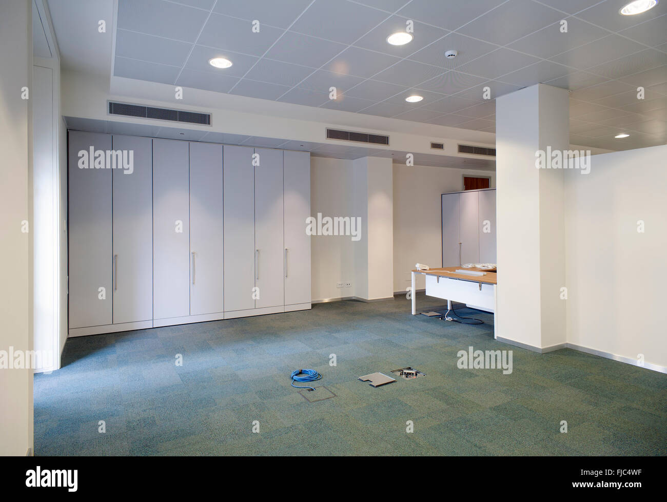 Empty office room Stock Photo - Alamy