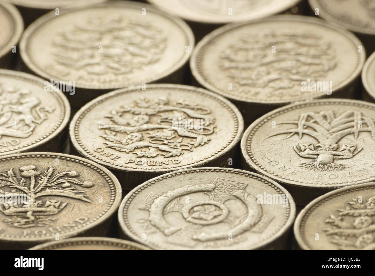 Close up of pound coins grouped together side by side Stock Photo - Alamy