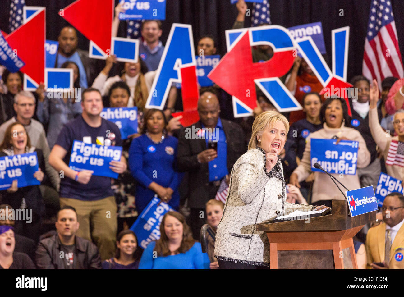 Democratic presidential candidate Hillary Rodham Clinton thanks ...
