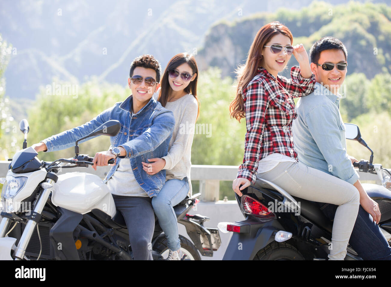 Men sitting around motorcycle hi-res stock photography and images - Alamy