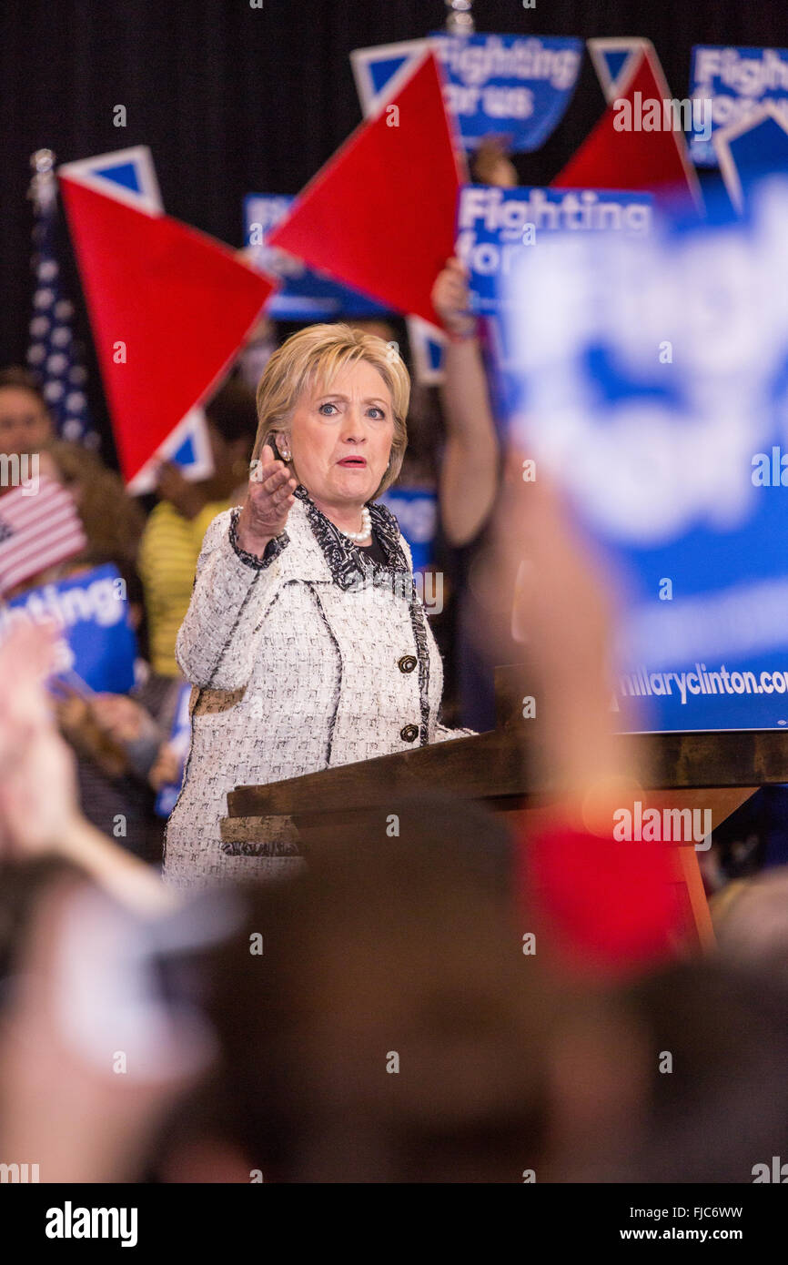Democratic presidential candidate Hillary Rodham Clinton thanks ...