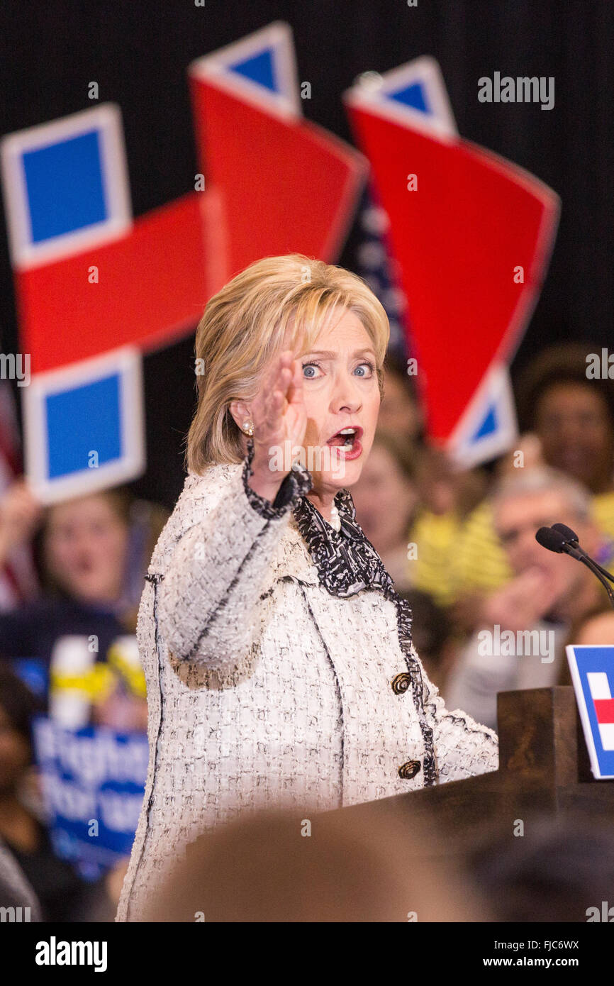 Democratic presidential candidate Hillary Rodham Clinton thanks ...