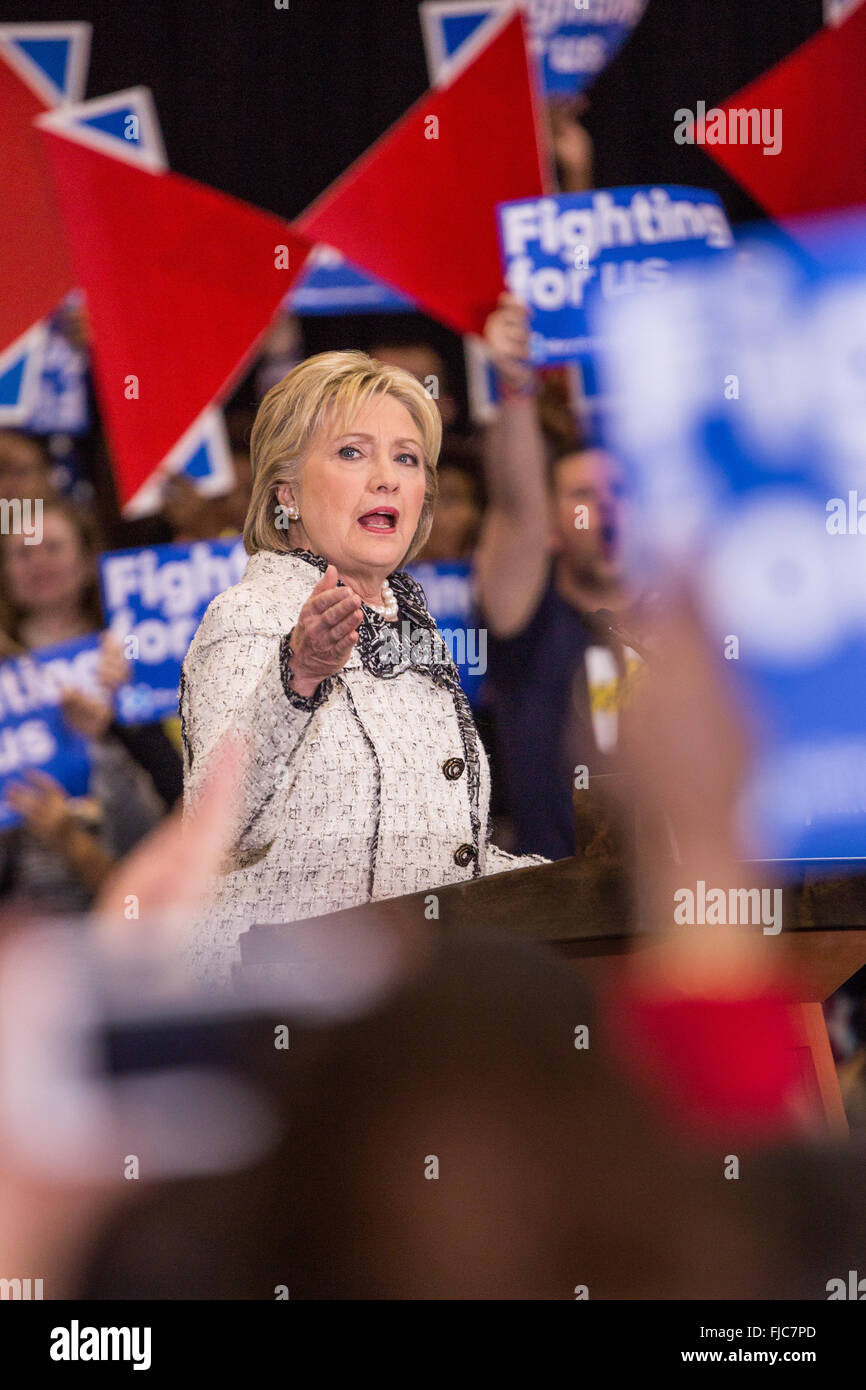 Democratic presidential candidate Hillary Rodham Clinton thanks ...