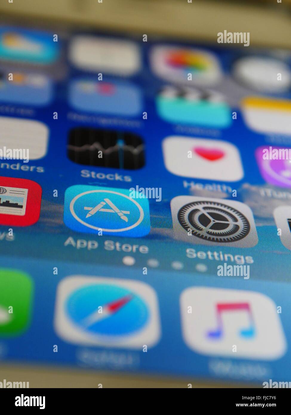 Iphone showing app hi-res stock photography and images - Alamy