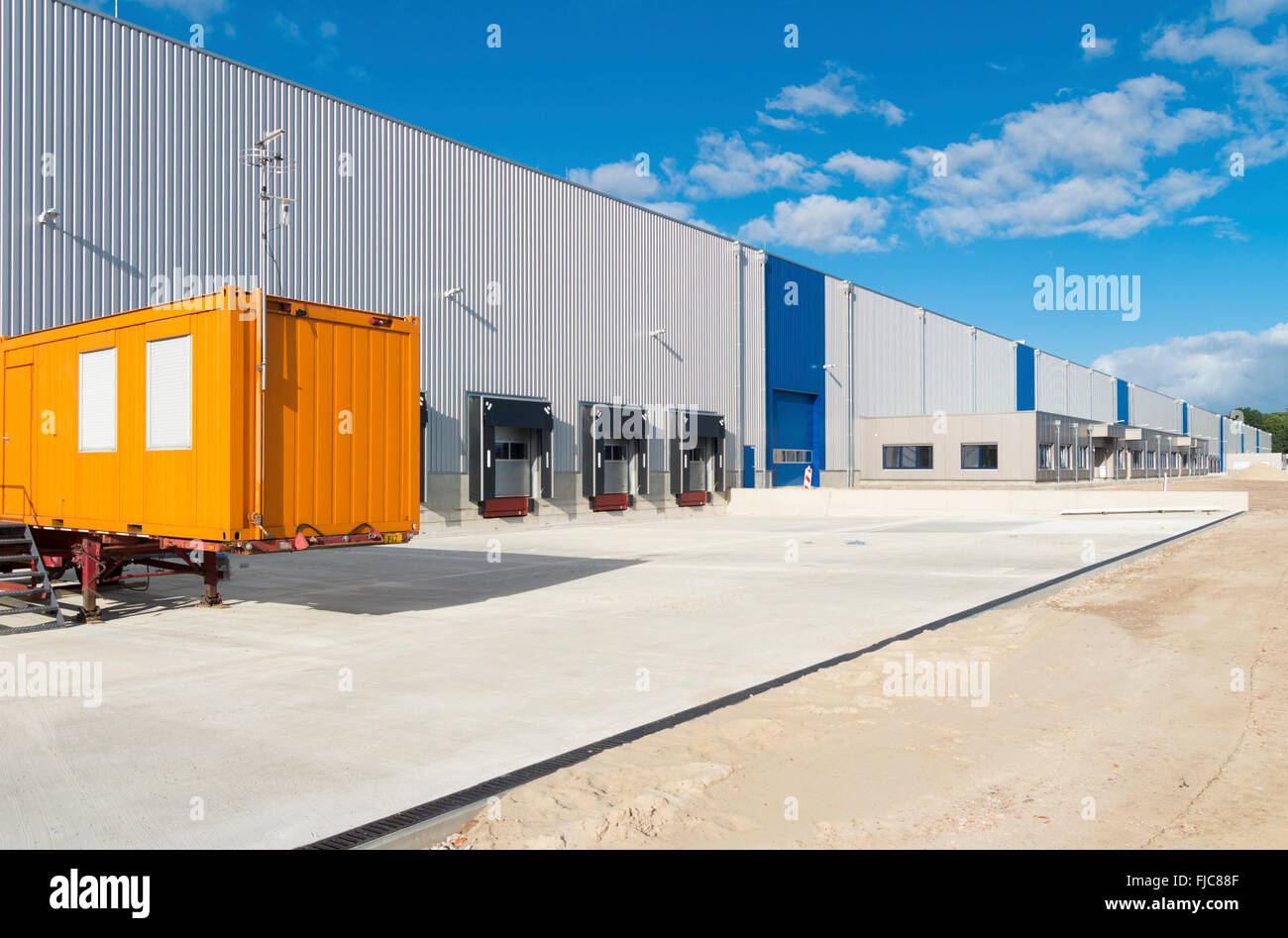 Warehouse exterior loading dock hi-res stock photography and images - Alamy
