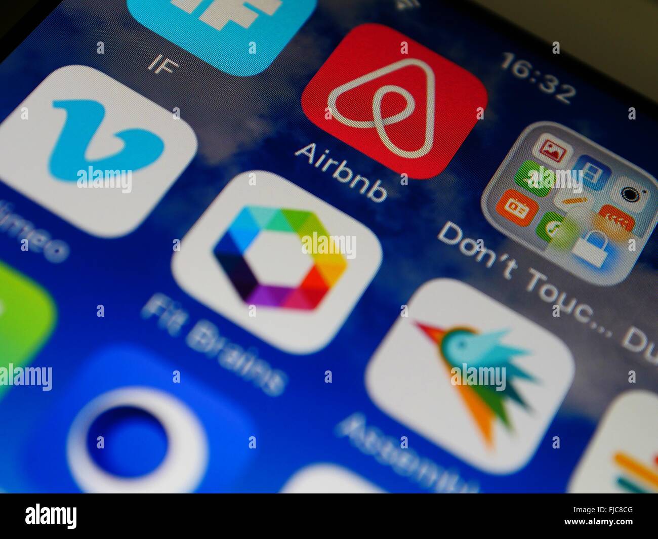 Apple Iphone screen showing apps including Airbnb Stock Photo - Alamy
