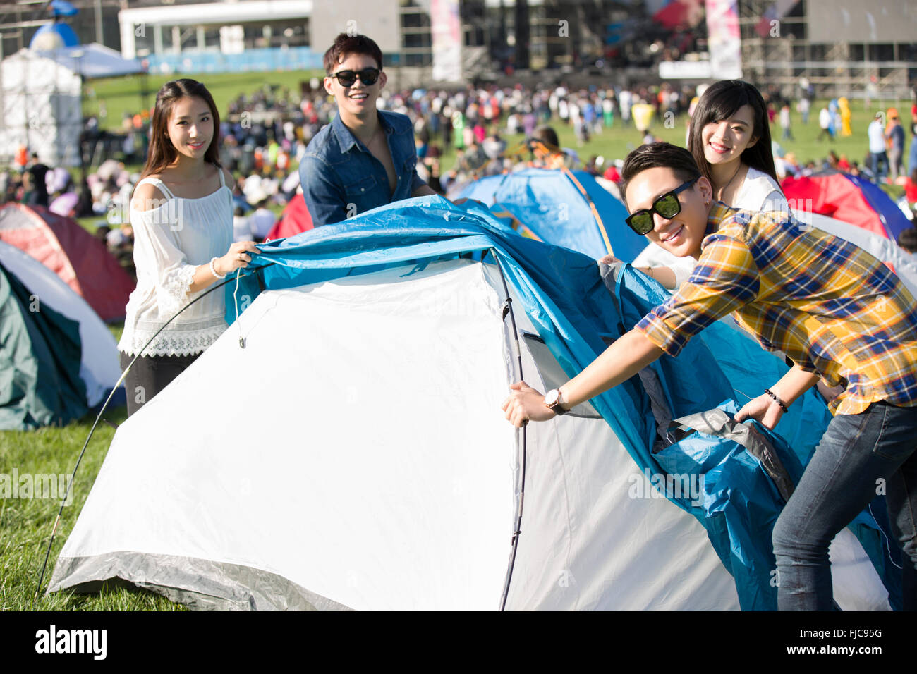 Friends setting up a tent hi-res stock photography and images - Alamy