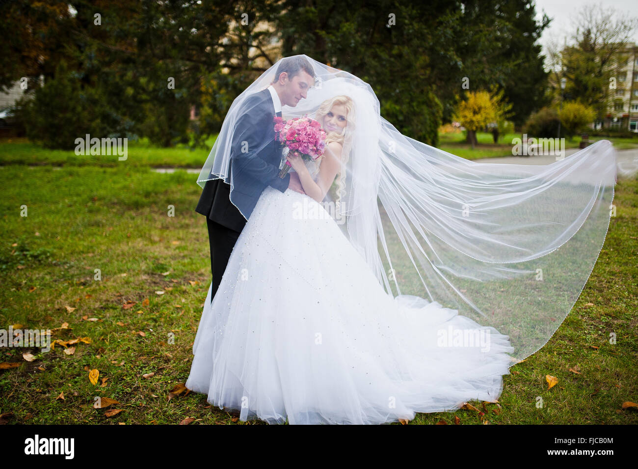 Couple under veil hi-res stock photography and images - Alamy