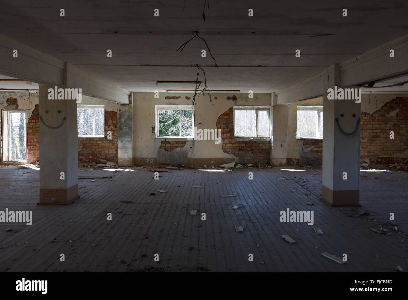Empty abandoned room hi-res stock photography and images - Alamy