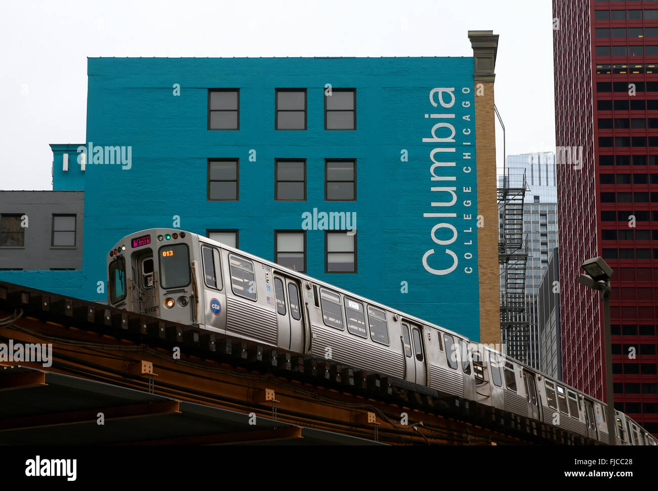 A Chicago Transit Authority elevated train makes past Columbia College ...