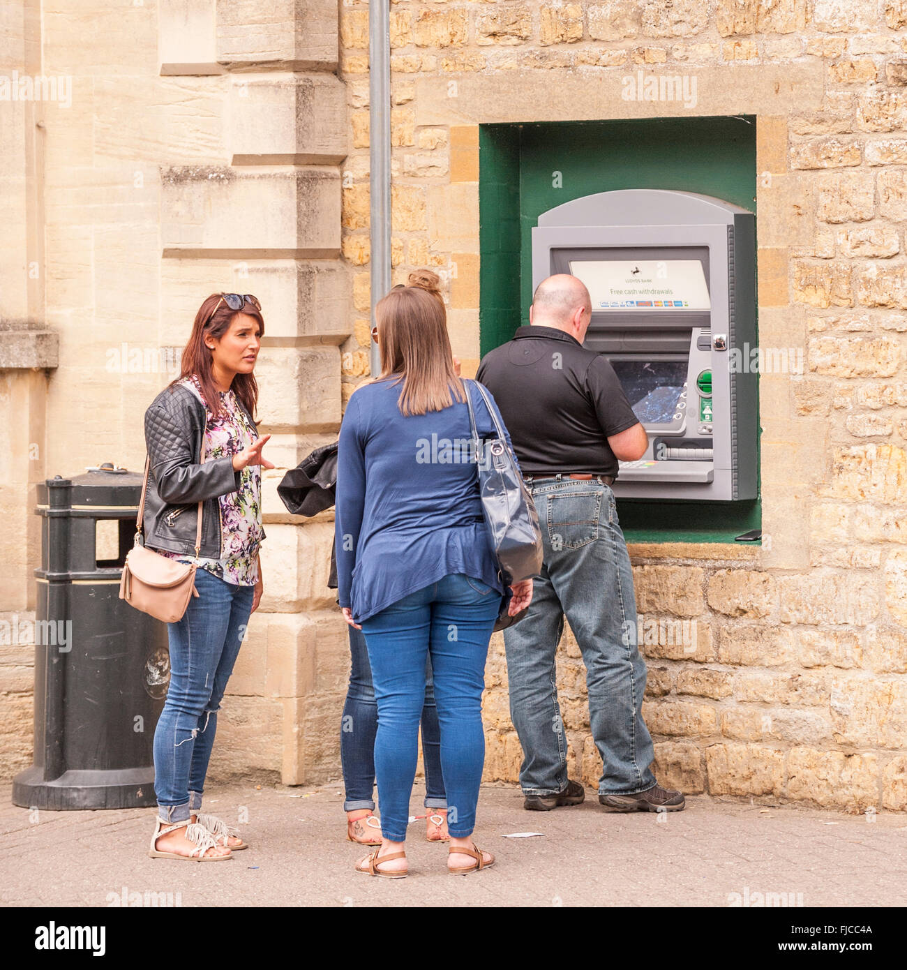 Que people atm hi-res stock photography and images - Alamy