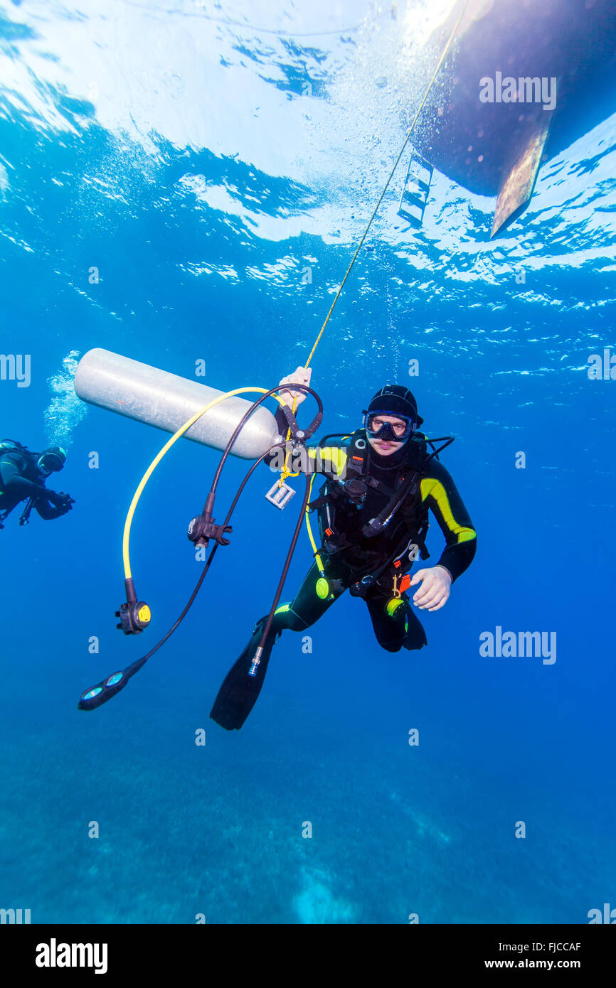 Divers underwater stage hi-res stock photography and images - Alamy