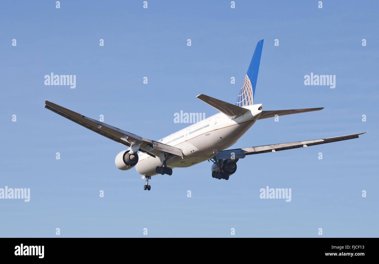 United Airlines Boeing 777 N783UA on final approach to London-Heathrow ...