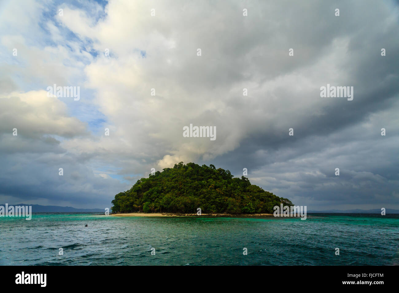 Quiet tropical beach hi-res stock photography and images - Alamy