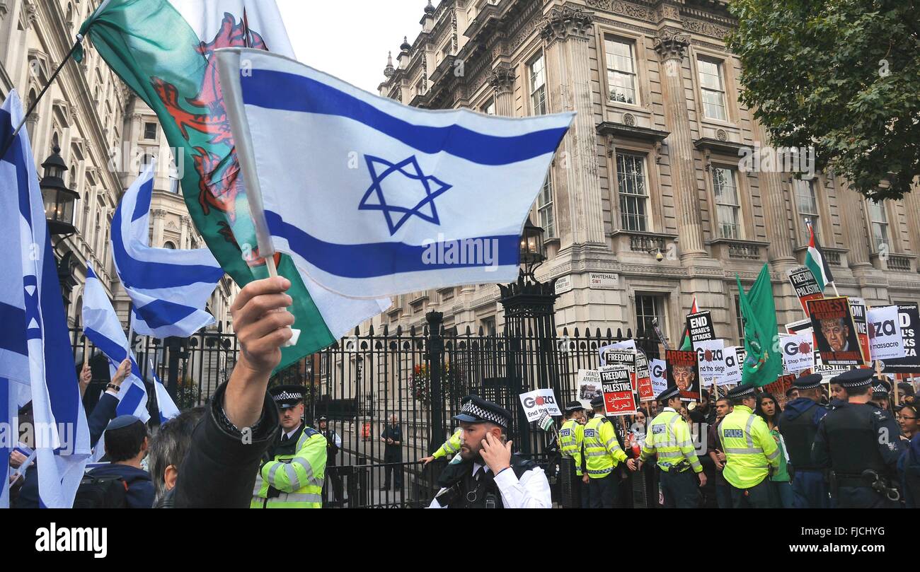 Pro Israel and pro Palestine supporters gather outside 10 Downing ...