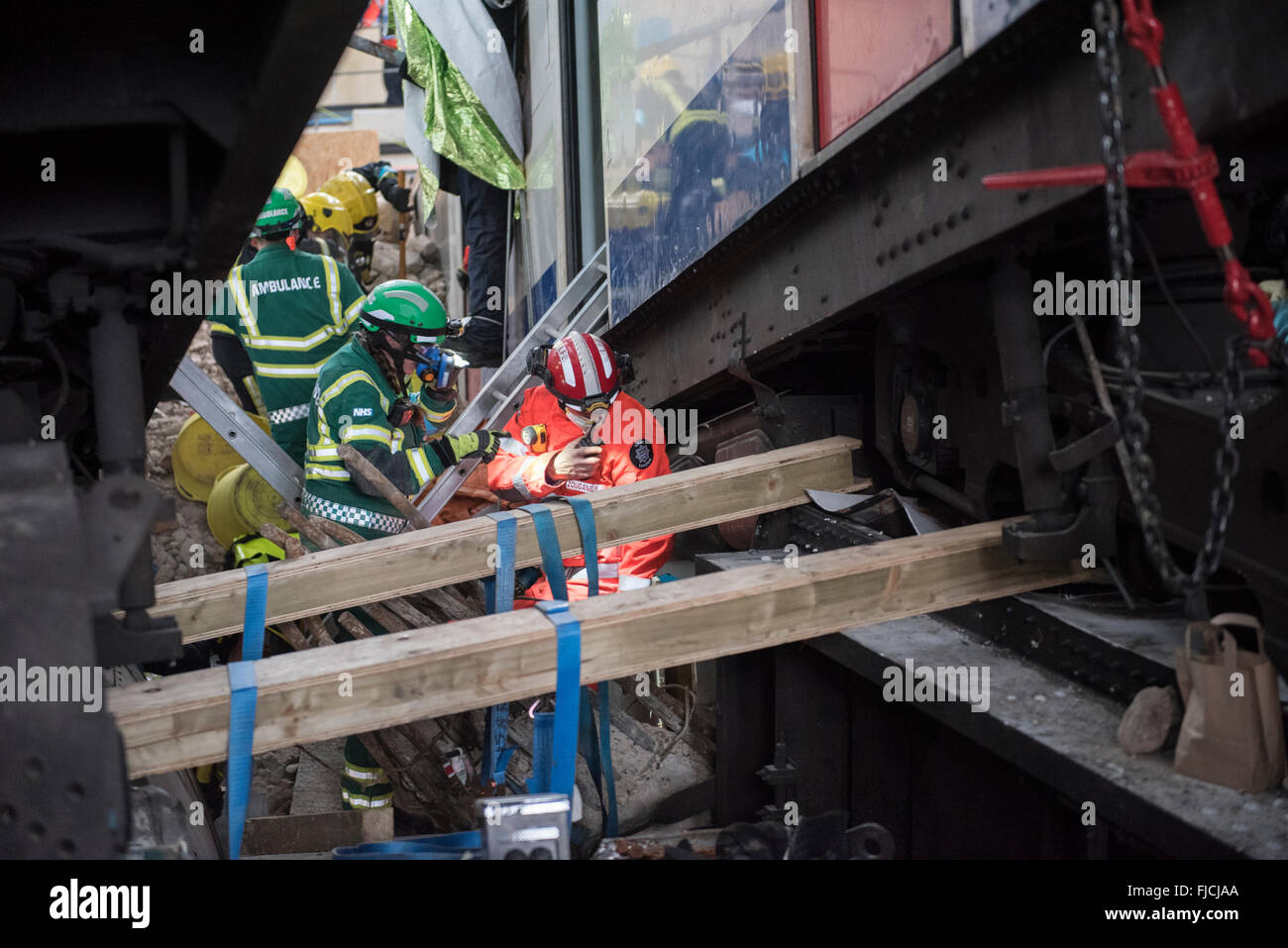 Dartford, London, UK. 1st March 2016. Search & Rescue and Paramedics ...