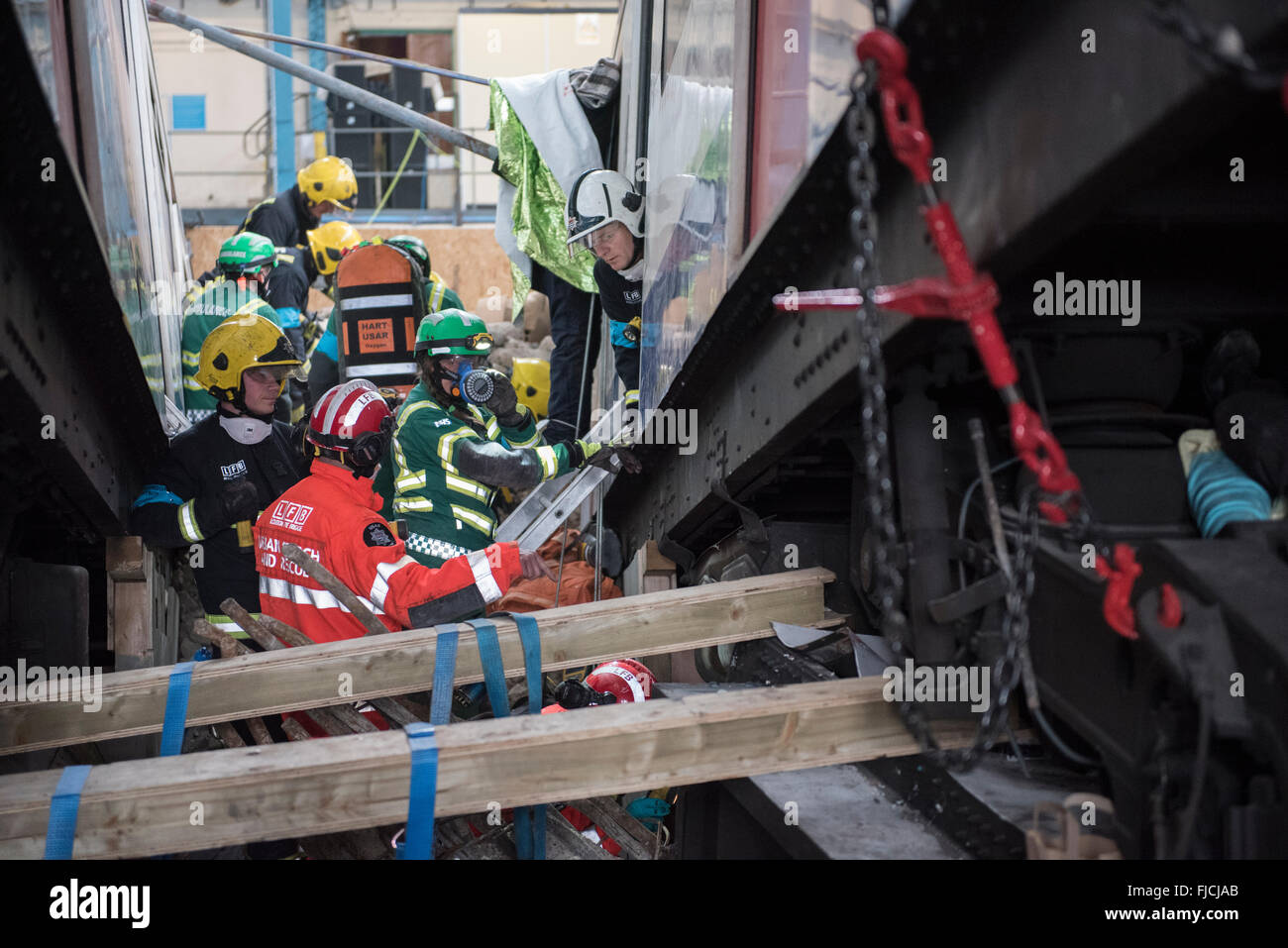 Dartford, London, UK. 1st March 2016. Search & Rescue, Paramedics and ...