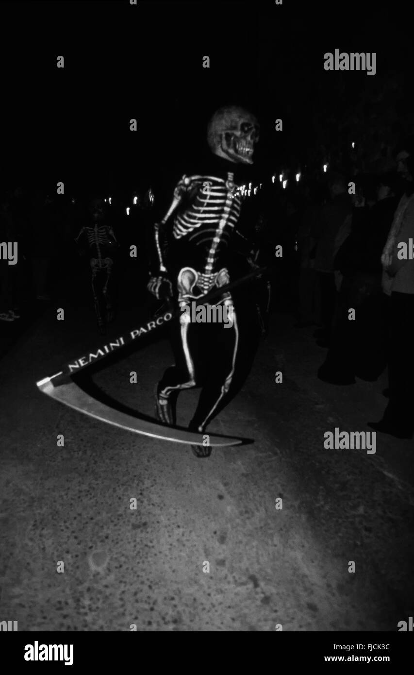 Procession of the dance of death, Holy Week, Dance of Death, Dansa de ...