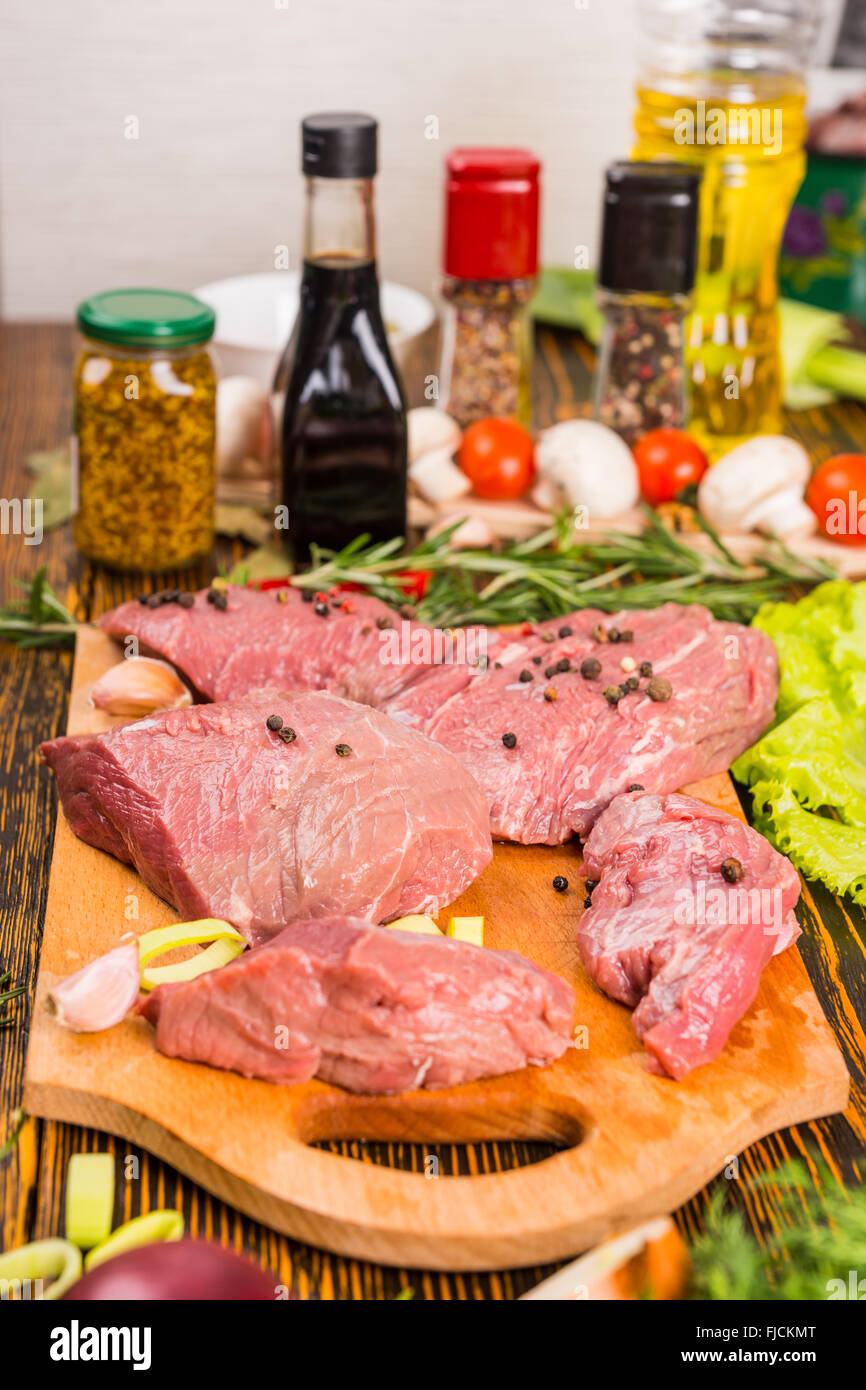 Five pieces of red meat seasoned with toppings of hot peppers and ...
