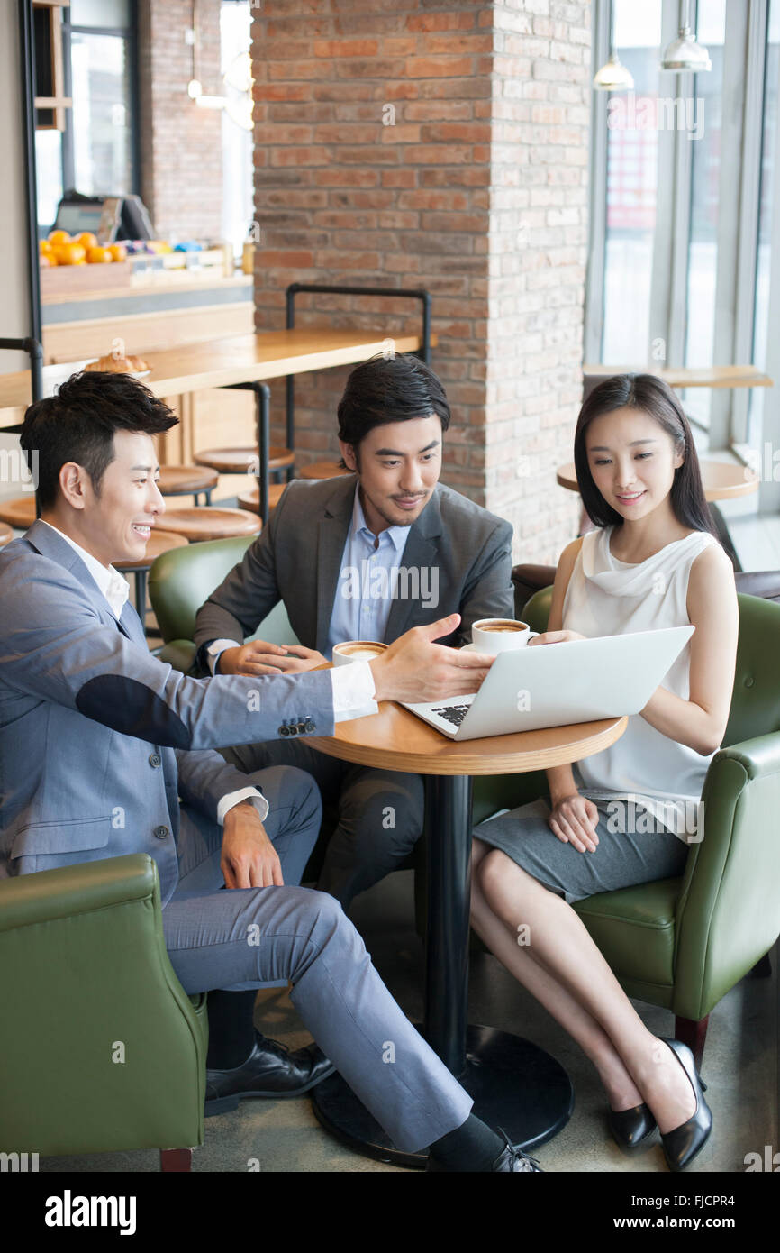 Chinese businesspeople talking in café Stock Photo - Alamy