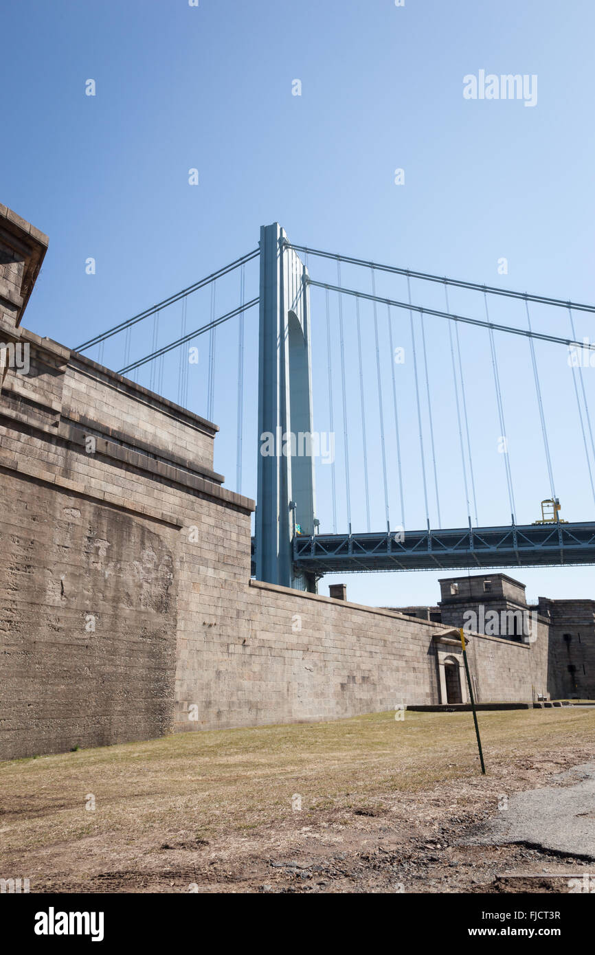 The famous Verrazano-Narrows Bridge viewed from Fort Wadsworth in ...