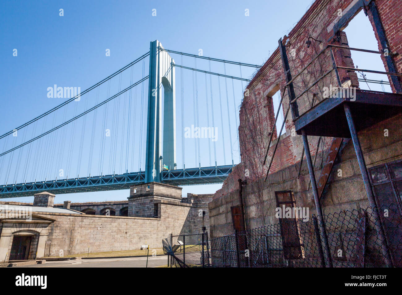 The famous Verrazano-Narrows Bridge viewed from Fort Wadsworth in ...