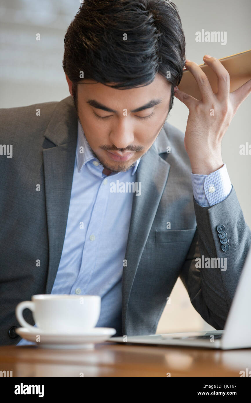 Chinese businessman using smart phone Stock Photo - Alamy Chinese businessman using smart phone Stock Photo - Alamy