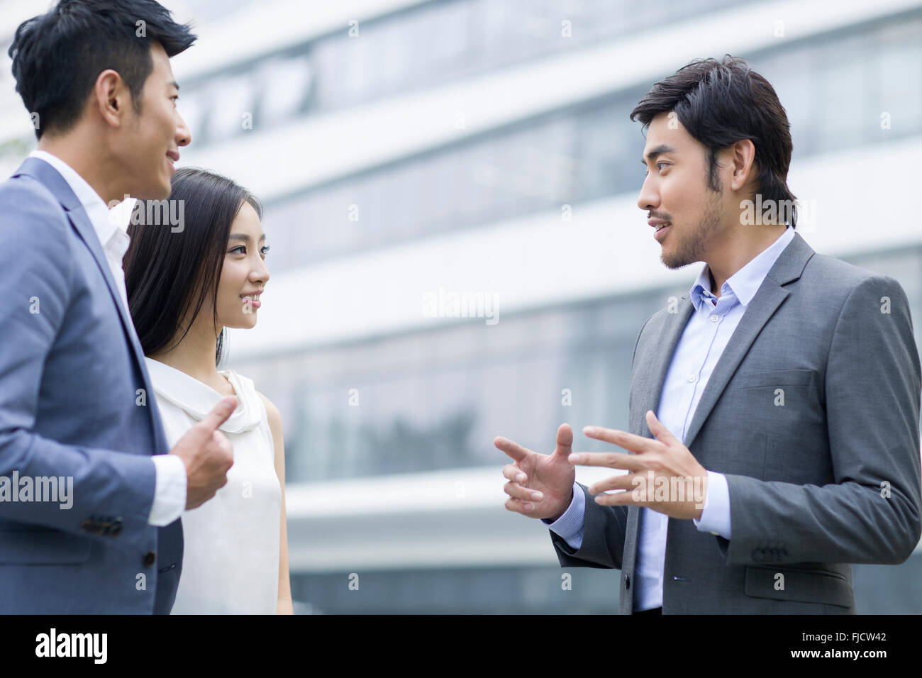 Chinese businesspeople talking outdoors hi-res stock photography and ...