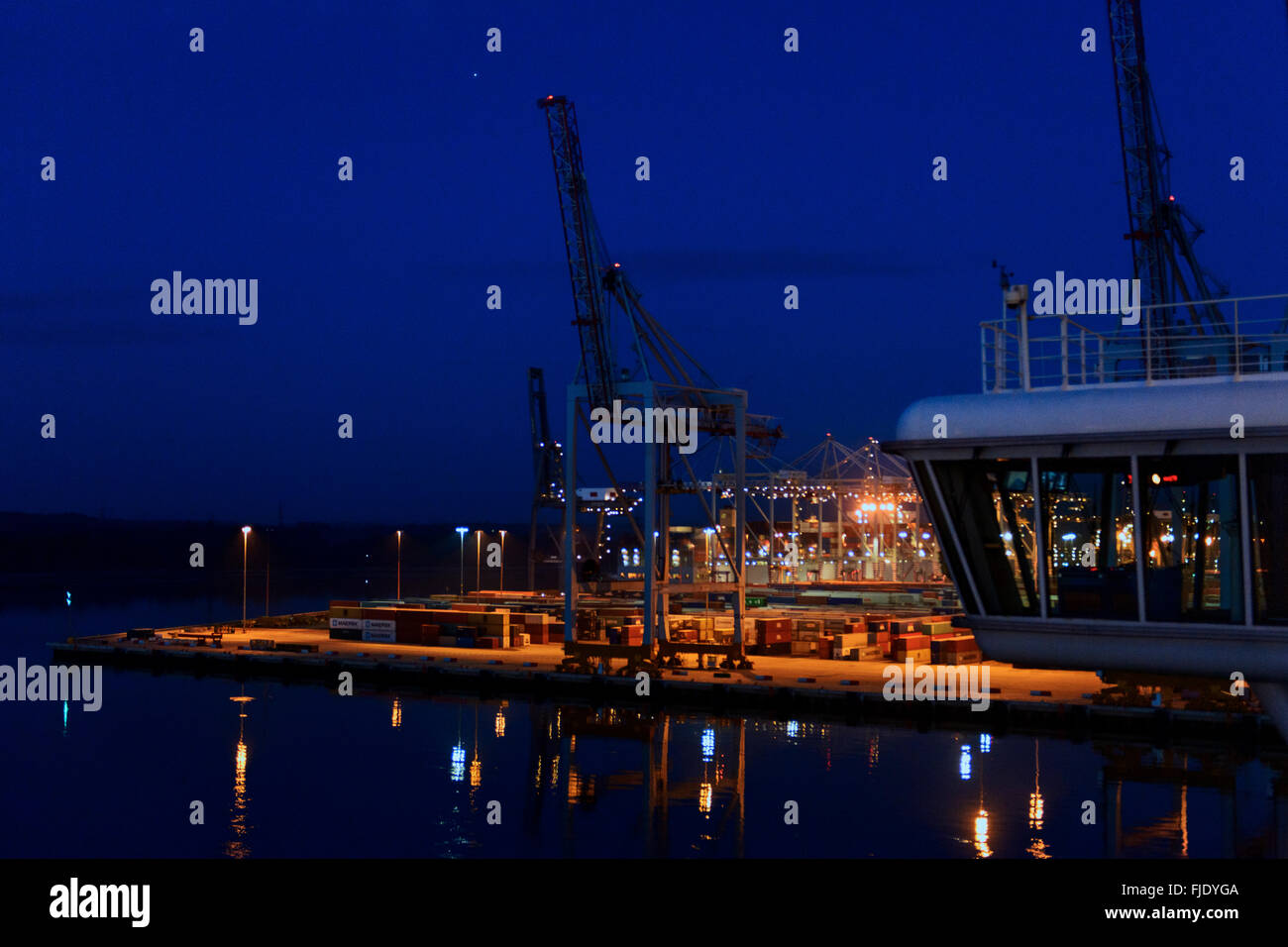 Southampton Harbour docks and cranes Stock Photo - Alamy