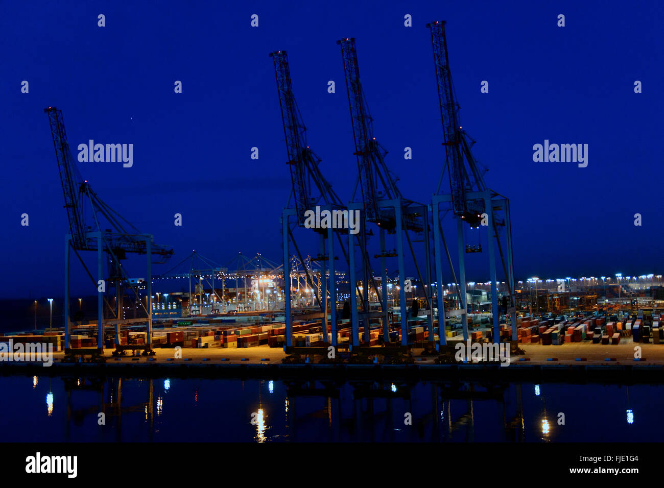 Southampton Harbour docks and cranes Stock Photo - Alamy