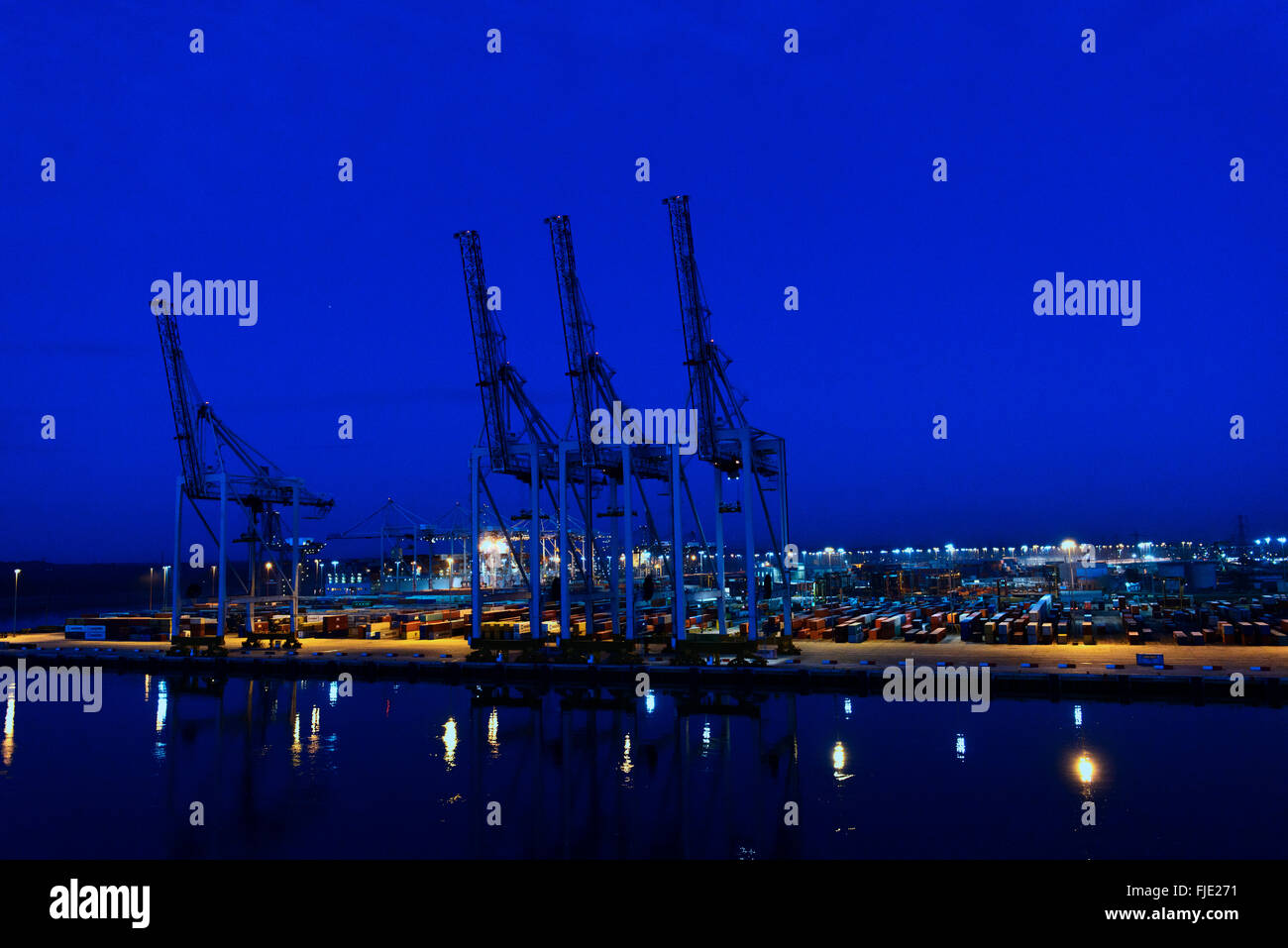 Southampton Harbour docks and cranes Stock Photo - Alamy
