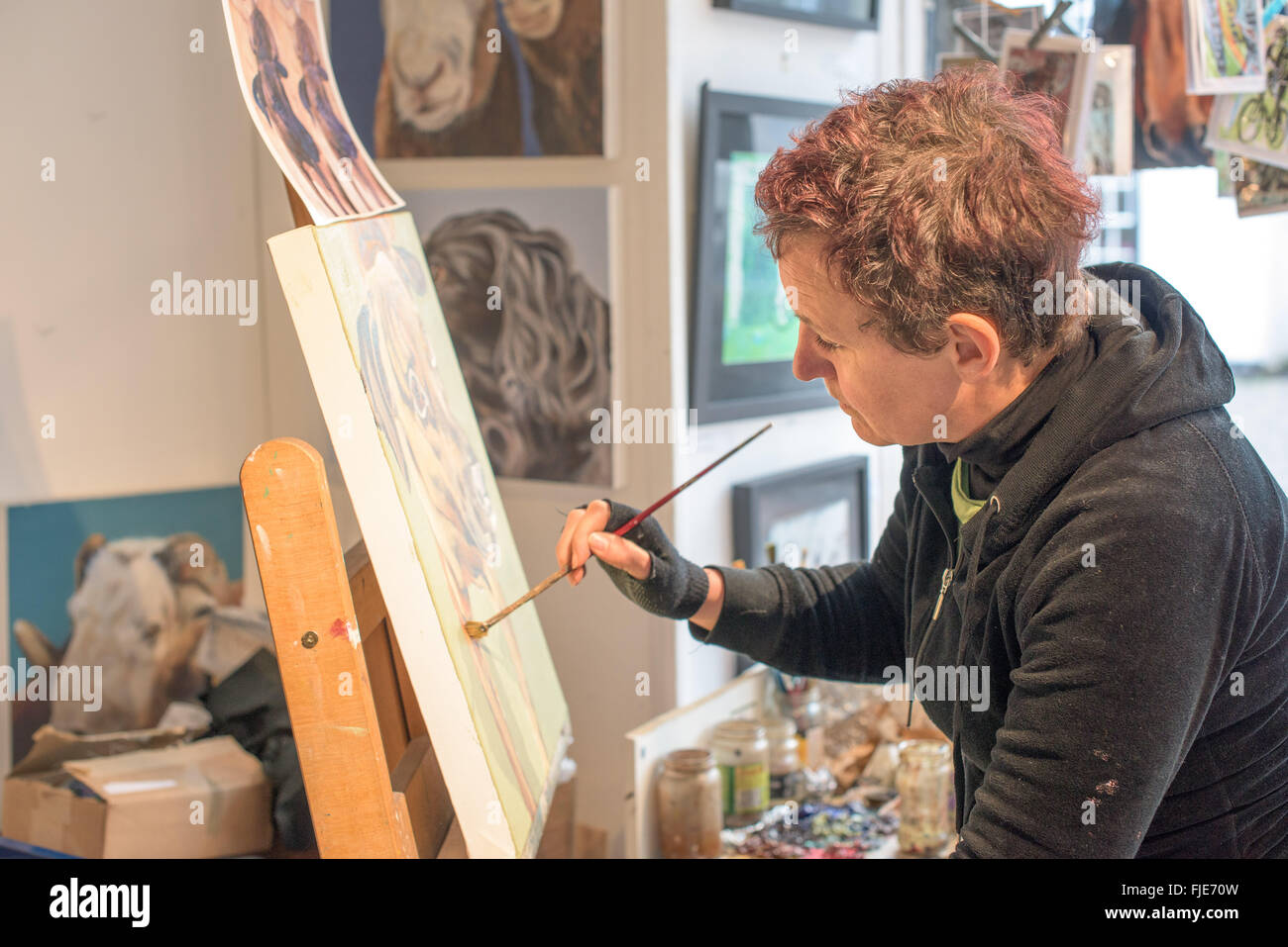 Woman artist easel painting hi-res stock photography and images - Alamy